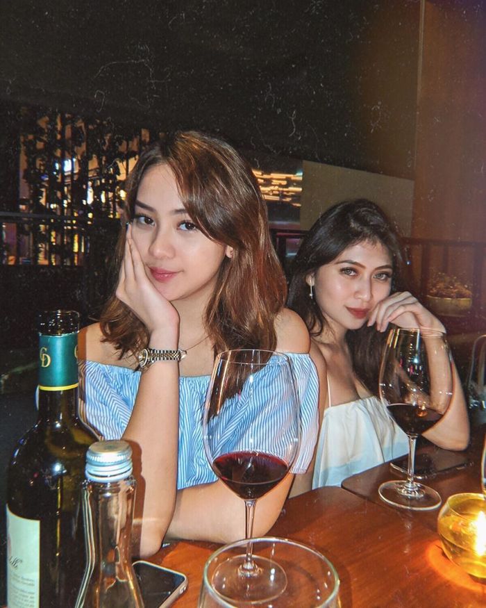 Yuk! Intip Anya Geraldine Saat Ngopi hingga Makan di Warteg - Foto 9 Yuk! Intip Anya Geraldine Saat Ngopi hingga Makan di Warteg - Foto 9