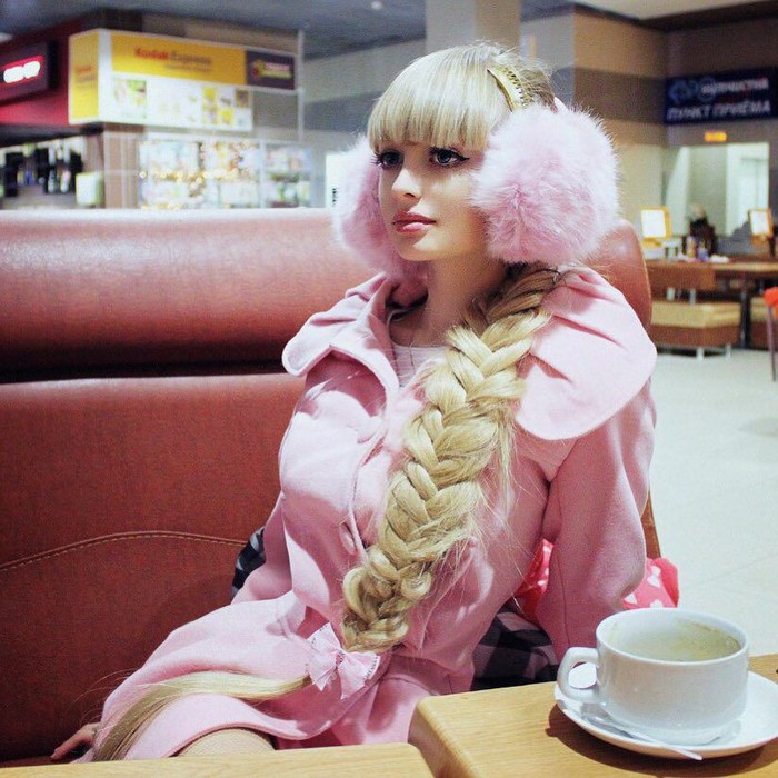 Ini Gaya Manis Model Angelica Kenova, Barbie Rusia yang Hobi Ngopi