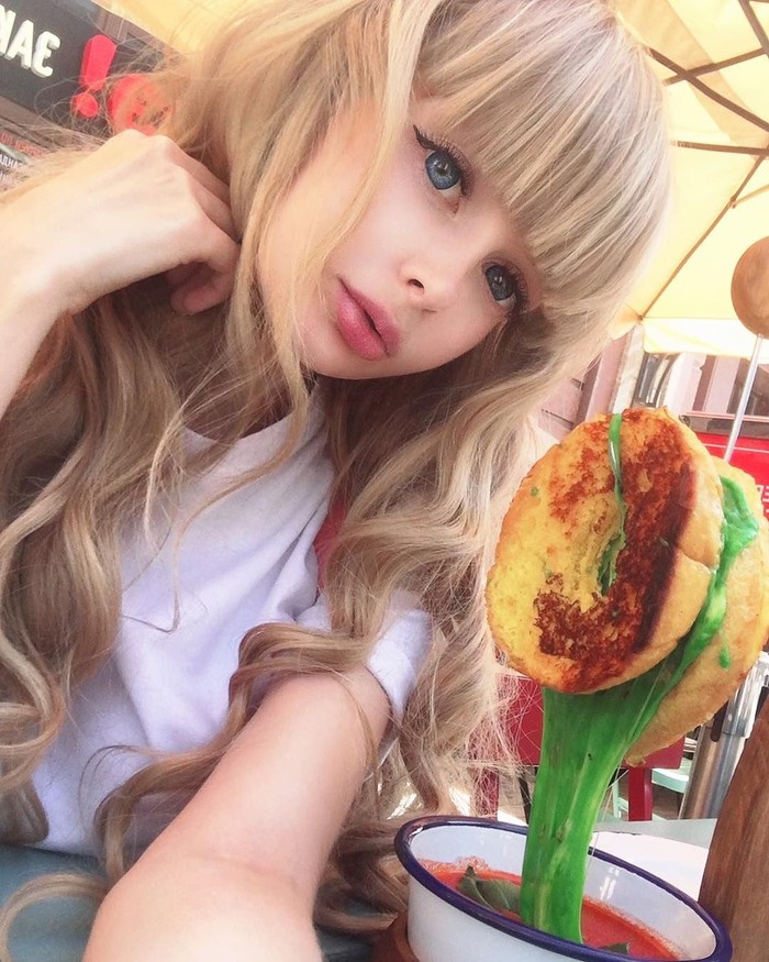 Ini Gaya Manis Model Angelica Kenova, Barbie Rusia yang Hobi Ngopi