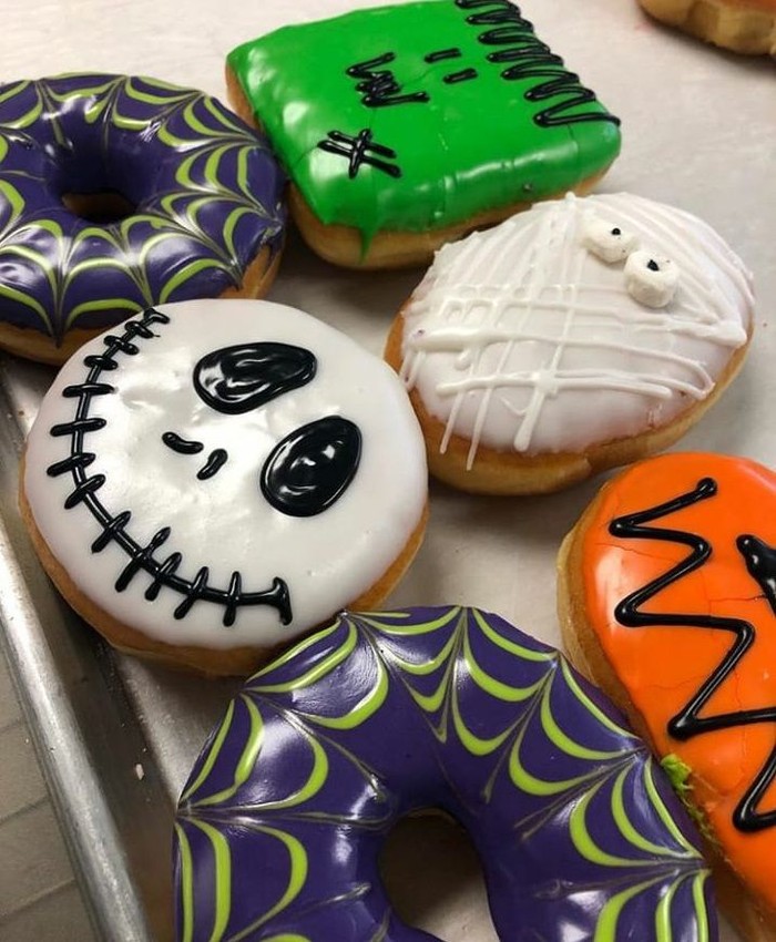 Warna-Warni Donat Bentuk Nanas hingga Elmo yang Empuk Menggemaskan