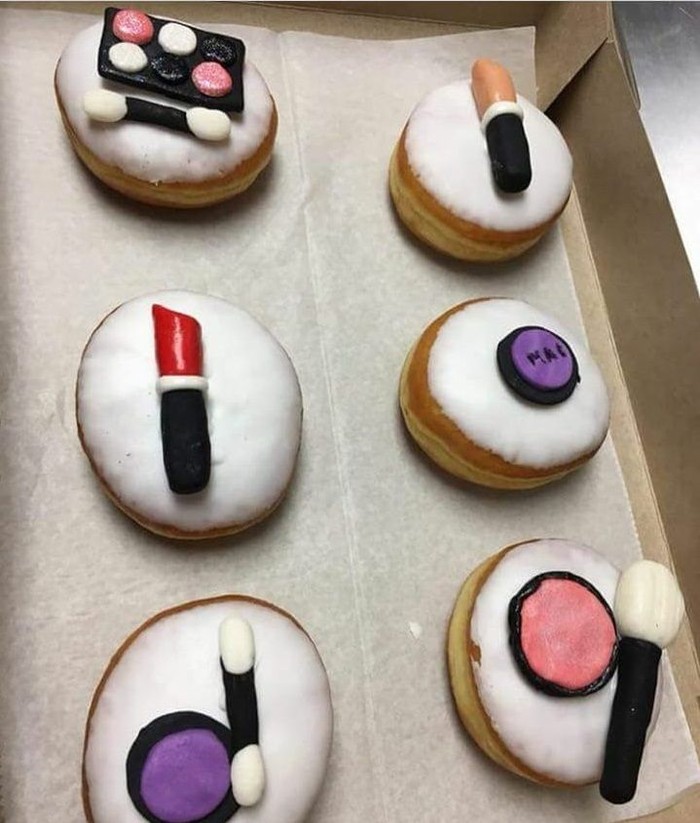 Warna-Warni Donat Bentuk Nanas hingga Elmo yang Empuk Menggemaskan