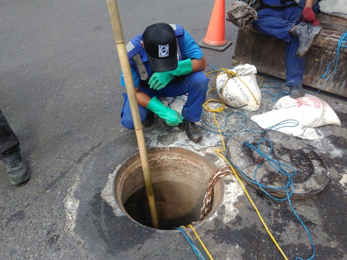 Potret Pembersihan Gorong-gorong Tersumbat Sampah Kondom di Kuningan