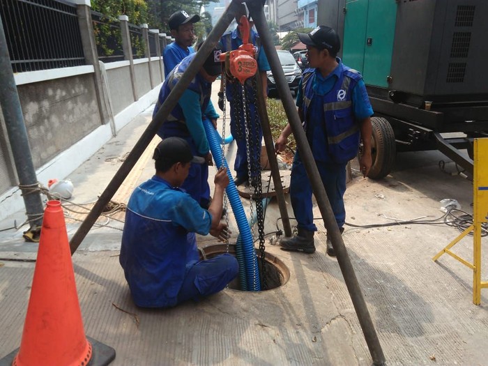 Potret Pembersihan Gorong-gorong Tersumbat Sampah Kondom di Kuningan