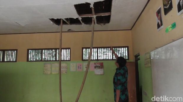 Gedung Sekolah Nyaris Roboh, Siswa SD di Brebes Ini Belajar di Teras Gedung Sekolah Nyaris Roboh, Siswa SD di Brebes Ini Belajar di Teras