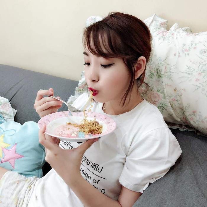 Kimi Hime, YouTuber Seksi yang Sering Masak Sendiri