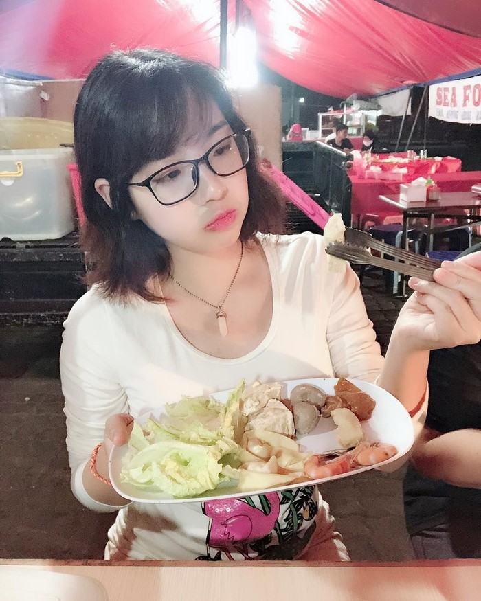 Kimi Hime, YouTuber Seksi yang Sering Masak Sendiri