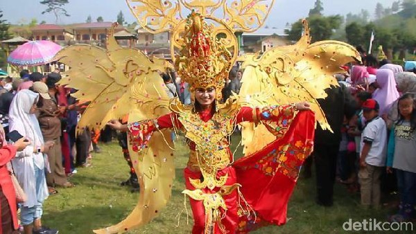 Foto: Tari Ronggeng di Festival Budaya Kaligua Brebes