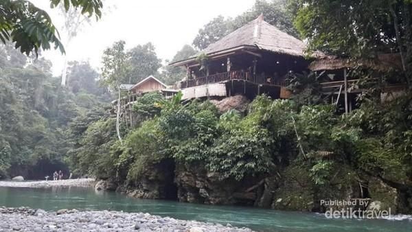 Foto Tangkahan, Tempat Nicholas Saputra Mandikan Gajah