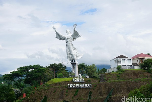 Foto: Patung Yesus Memberkati di Manado Bikin terkesima