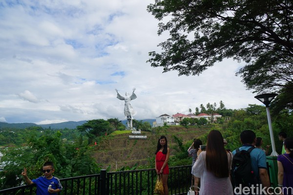 Foto: Patung Yesus Memberkati di Manado Bikin terkesima