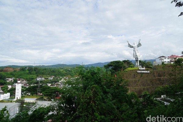 Foto: Patung Yesus Memberkati di Manado Bikin terkesima