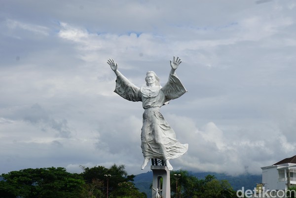 Foto: Patung Yesus Memberkati di Manado Bikin terkesima
