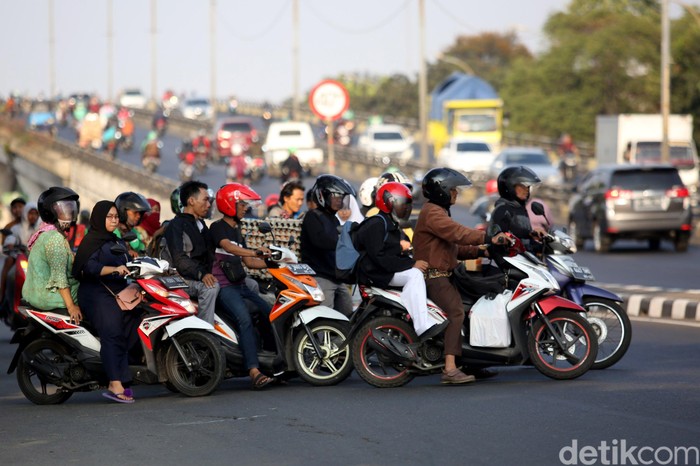Terlalu! Pemotor Ramai-ramai Lawan Arus di Jakarta Timur