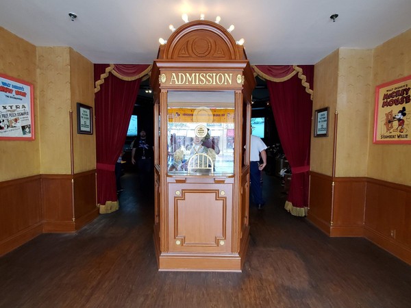 Foto: Nasib Malang Bioskop Legendaris Disneyland