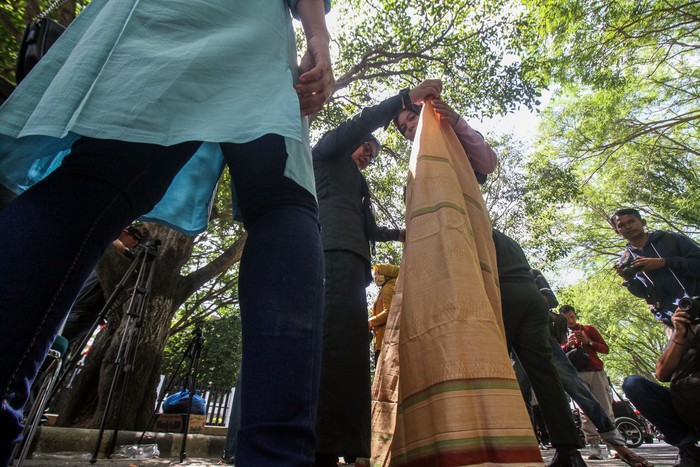 Aceh Tertibkan Perempuan Duduk Ngangkang di Atas Motor