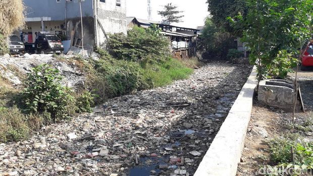 Jorok dan Kotor, Kali Taman Harapan Baru Bekasi Dipenuhi Sampah Jorok dan Kotor, Kali Taman Harapan Baru Bekasi Dipenuhi Sampah