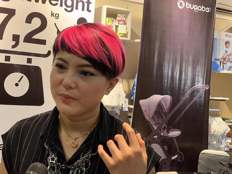 Jadi Emak-emak, Poppy Sovia Tetap Ingin Tampil Nyentrik