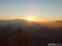 Menikmati Panorama Kota dari Bukit dan Berburu Sunrise di Ponorogo