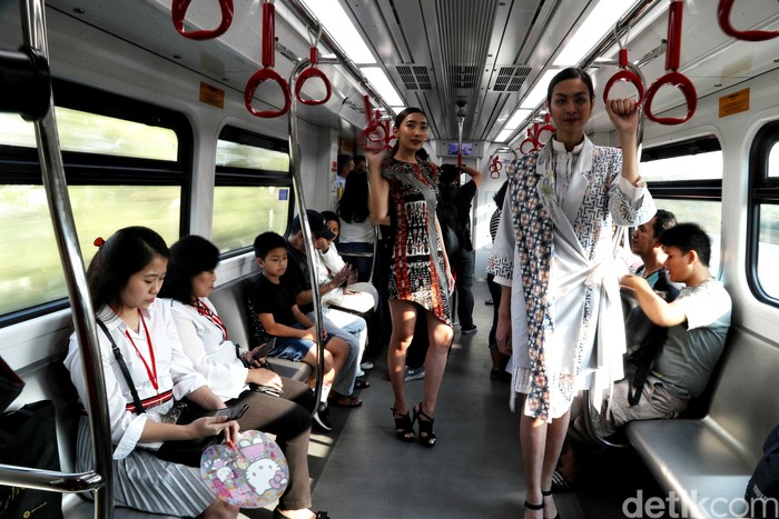 LRT Jakarta 'Dibajak' Model Cantik, Ada Apa?