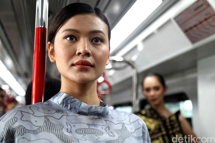 LRT Jakarta 'Dibajak' Model Cantik, Ada Apa?