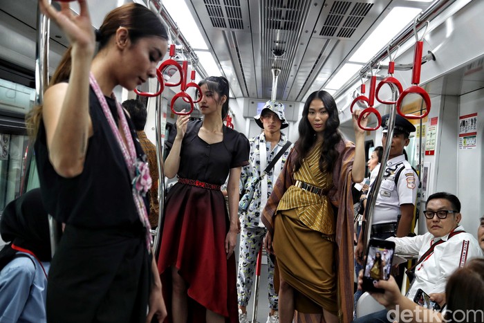 LRT Jakarta 'Dibajak' Model Cantik, Ada Apa?