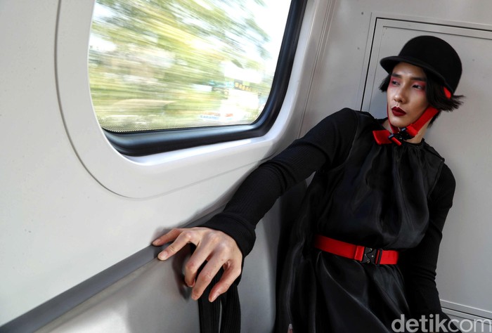 LRT Jakarta 'Dibajak' Model Cantik, Ada Apa?