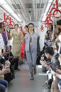 Foto: Pertama Kalinya Model Fashion Show di Gerbong LRT Jakarta
