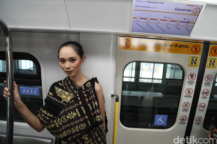 LRT Jakarta 'Dibajak' Model Cantik, Ada Apa?