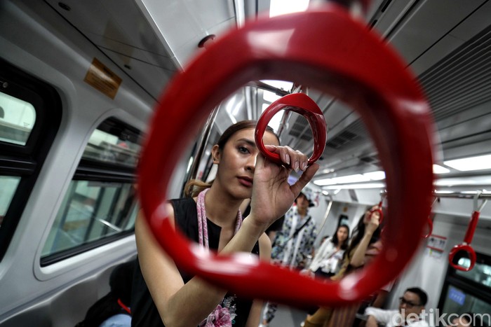 LRT Jakarta 'Dibajak' Model Cantik, Ada Apa?