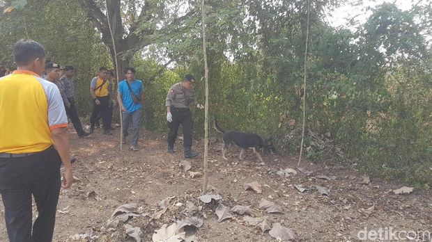 Olah TKP Pembunuhan Sekeluarga di Serang, Polisi Bawa Anjing Pelacak Olah TKP Pembunuhan Sekeluarga di Serang, Polisi Bawa Anjing Pelacak