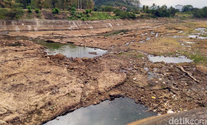 Penampakan Dasar Sungai Citanduy yang Mengering