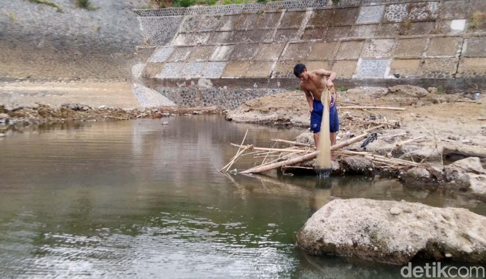 Penampakan Dasar Sungai Citanduy yang Mengering