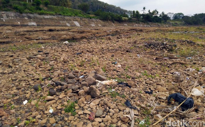 Penampakan Dasar Sungai Citanduy yang Mengering