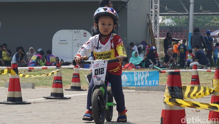 Lucunya Anak-anak Ramaikan Balap Sepeda Tanpa Dikayuh