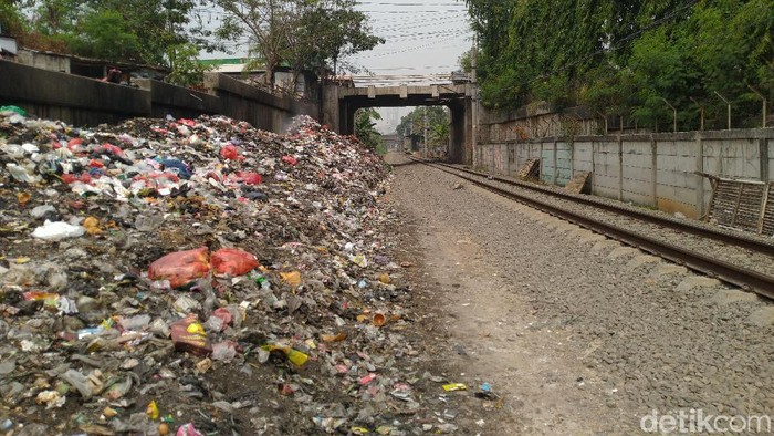 Jorok! Tumpukan Sampah Menggunung di Samping Rel Kereta Citeureup Jorok! Tumpukan Sampah Menggunung di Samping Rel Kereta Citeureup