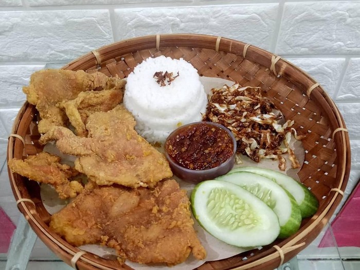 Puas Makan Nasi Kulit Ayam Goreng Renyah Gurih di Sini Puas Makan Nasi Kulit Ayam Goreng Renyah Gurih di Sini