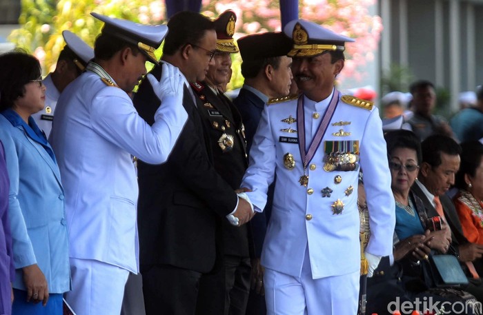 Defile Pasukan Meriahkan HUT TNI AL Ke-74 Defile Pasukan Meriahkan HUT TNI AL Ke-74