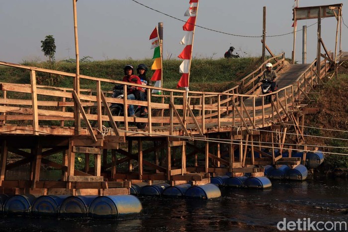 Menyusuri Jembatan Apung di Kabupaten Bandung