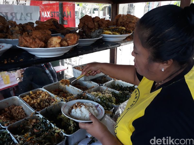 Sarapan Nikmat 'Ngemper' di Jogja, Ada Telur Dadar Kriwil Racikan Mbak Yuni