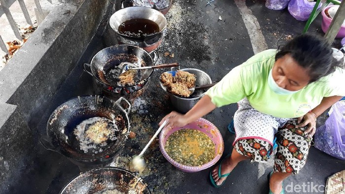 Sarapan Nikmat 'Ngemper' di Jogja, Ada Telur Dadar Kriwil Racikan Mbak Yuni