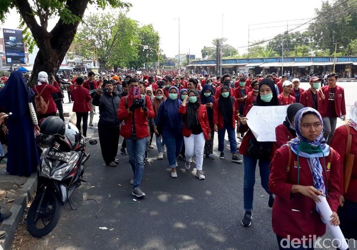 Massa Aksi Bergerak Menuju Lokasi 'Gejayan Memanggil'