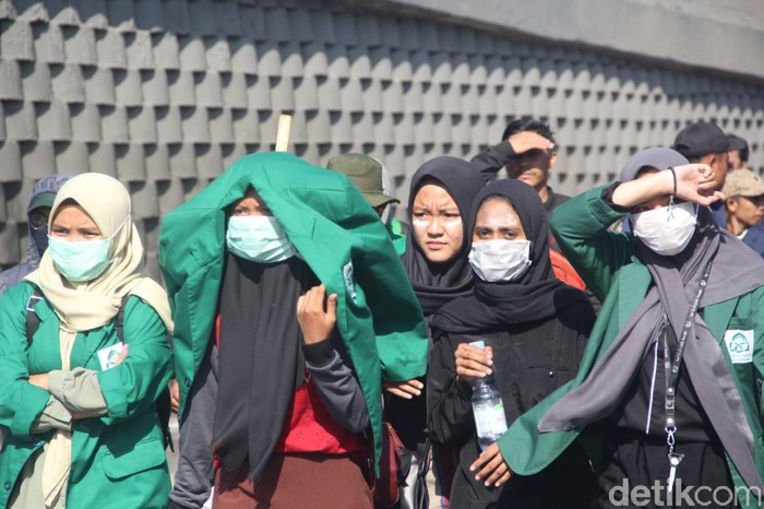 Potret Kericuhan Demo Mahasiswa di Makassar Potret Kericuhan Demo Mahasiswa di Makassar