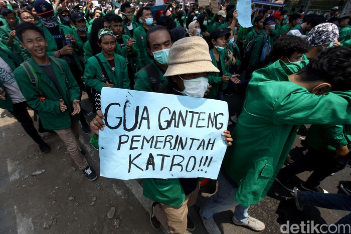 Deretan Tulisan Nyeleneh di Demo Mahasiswa Depan Gedung DPR