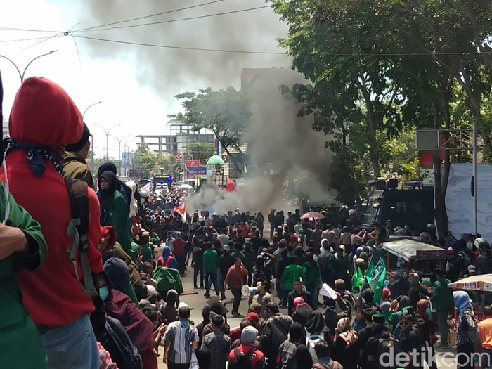 Potret Demo Mahasiswa di Makassar: Bakar Ban dan Robohkan Pagar DPRD Potret Demo Mahasiswa di Makassar: Bakar Ban dan Robohkan Pagar DPRD
