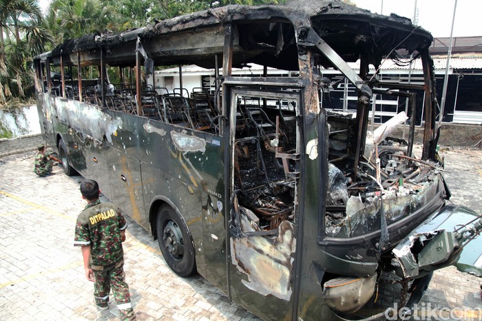 Aksi Rusuh Kemarin Massa Juga Bakar Bus TNI