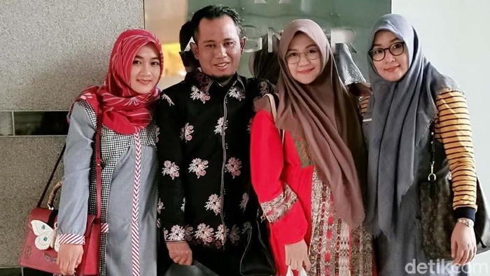 Anggota DPR Lora Fadil: 3 Istri Saya Resmi, Beda dengan yang Cuma Sembunyi Anggota DPR Lora Fadil: 3 Istri Saya Resmi, Beda dengan yang Cuma Sembunyi
