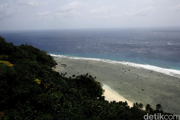 Lanskap Pulau Miangas yang Mempesona dari Puncak Mercusuar