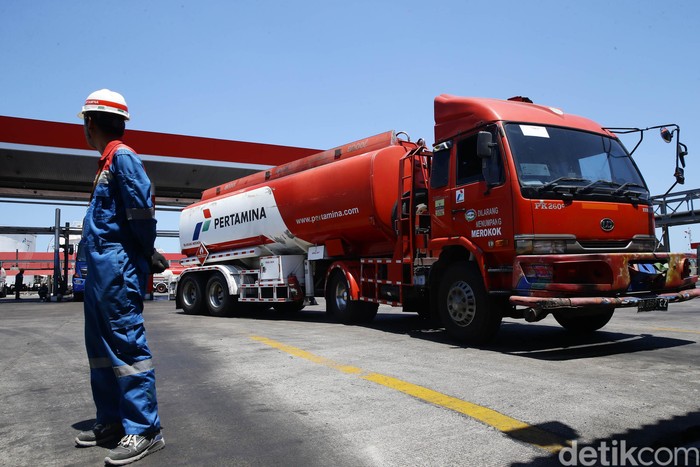 Melihat Lebih Dekat Terminal BBM di Makassar