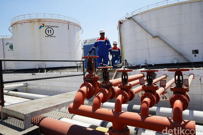 Melihat Lebih Dekat Terminal BBM di Makassar