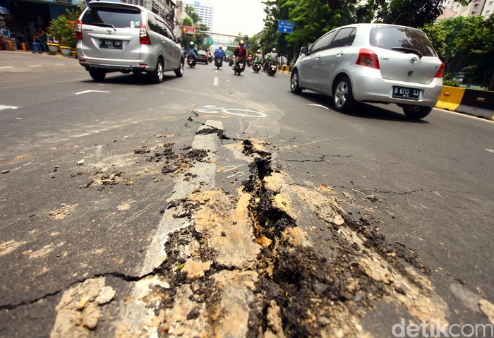 Hati-hati, Ada Jalan Retak di Kawasan Hayam Wuruk Jakarta